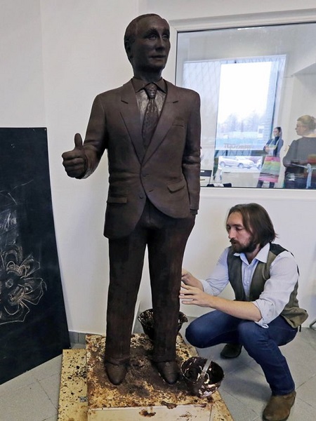 Mouth-Watering! See the Life-Size Statue of Russian President That is ...