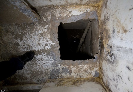 First Look Inside The Mexican Druglord, El Chapo's Prison Cell Where He ...