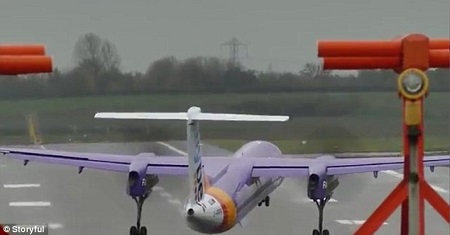 See The Mind-Blowing Moment A Plane Almost Landed On It's Side Before ...