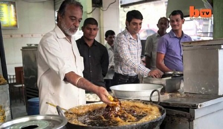 Meet the Incredible Indian Cook Who Can Dip Hands in Boiling Oil ...