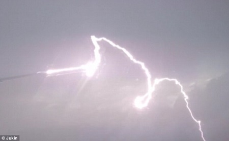 Watch the Incredible Moment a Plane's Wing Was Hit by Lightning While ...