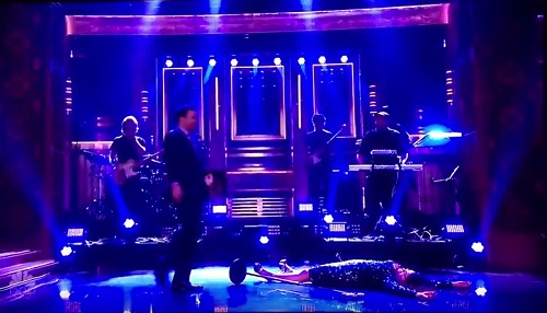 The Embarrassing Moment Popular Singer Fell Flat on Stage During ...