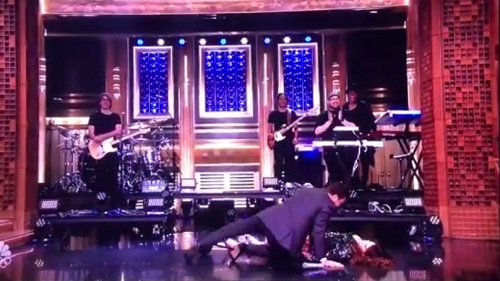 The Embarrassing Moment Popular Singer Fell Flat on Stage During ...