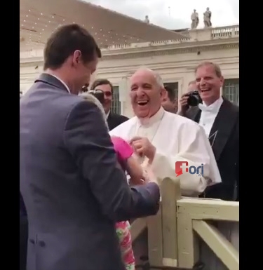See the Shocking Moment a Little Girl Snatched Pope Francis' Holy ...
