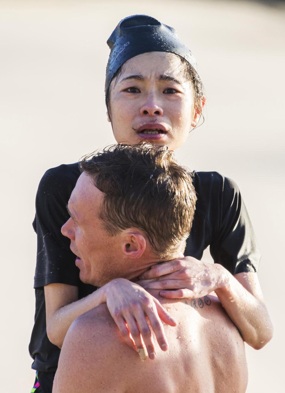 Dramatic Moment Lifeguards Dived Inside The Sea To Rescue Drowning ...