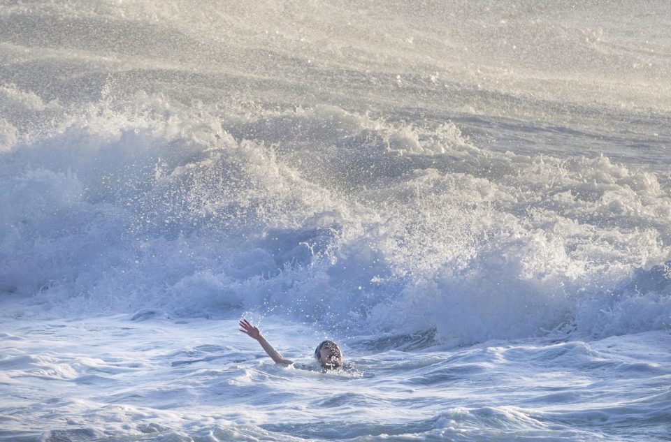 Dramatic Moment Lifeguards Dived Inside The Sea To Rescue Drowning ...