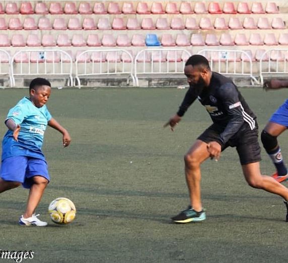 Nollywood Actor, Chinedu Ikedieze Dribbles Wole Arole On Football Pitch ...
