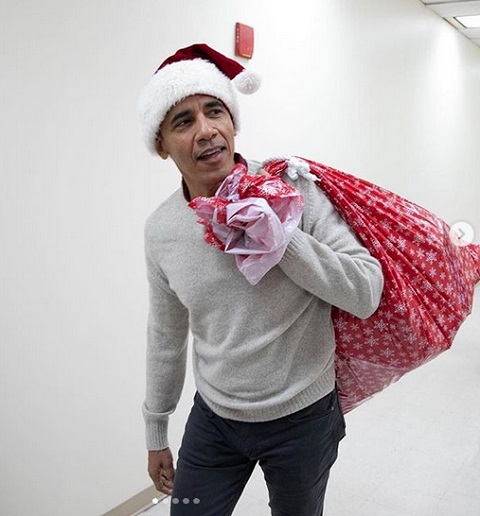 Barack Obama Turns Santa Claus, Surprises Children With Christmas Gifts ...