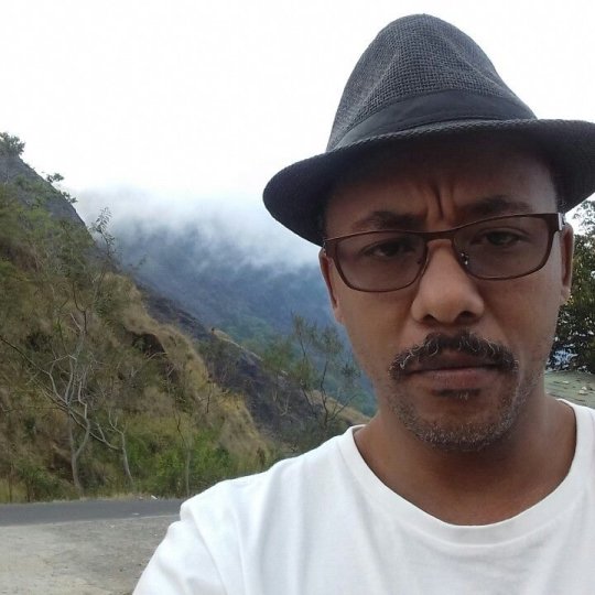 Unbelievable: Musician Continues To Play His Guitar While Doctors ...