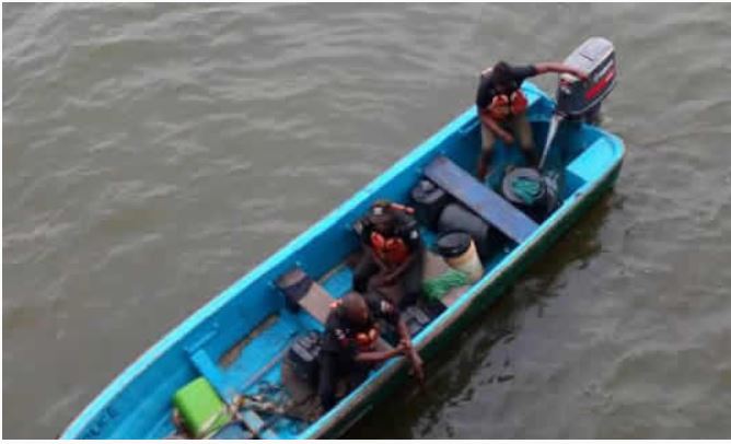 Photos Of LASEMA And Police Currently Searching For Woman Who Jumped Into Lagos Lagoon