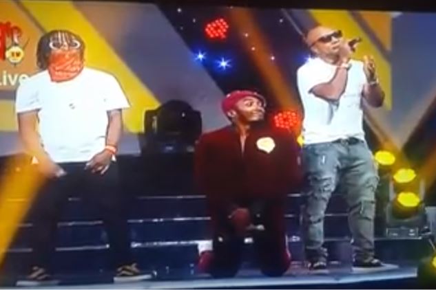 Headies Awards: See What Happened To Bovi When He Tried To Steal ...