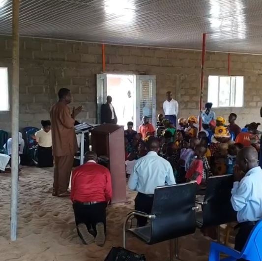 Moment Pastor Adeboye Stormed A Small Church With Uncompleted Building ...