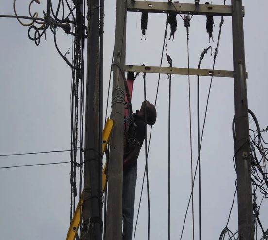 Man Trying To Reconnect Electricity During Heavy Rainfall, Gets ...