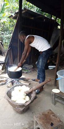 Nigerian Man Flaunts His Husband Material Skills Pounding Fufu For His ...