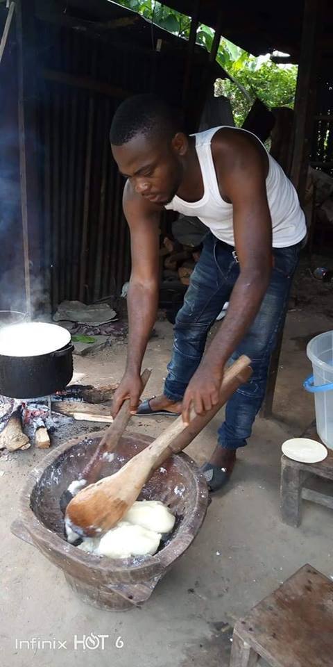 Nigerian Man Flaunts His Husband Material Skills Pounding Fufu For His ...