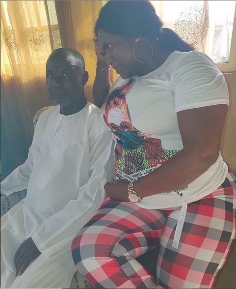 Nigerian Actress, Bisola Badmus In Tears As She Loses Dad