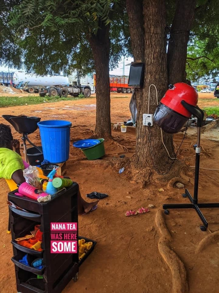 Photos of African Lady Who Runs Her Salon Business From Under A Tree