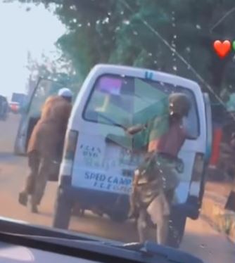 Mentally Challenged Man Spotted Helping Driver Push His Bus (Video)