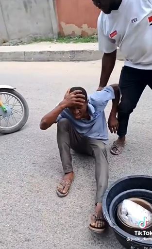 Residents Banish Man From Lagos Community After Being Caught S#domizing ...