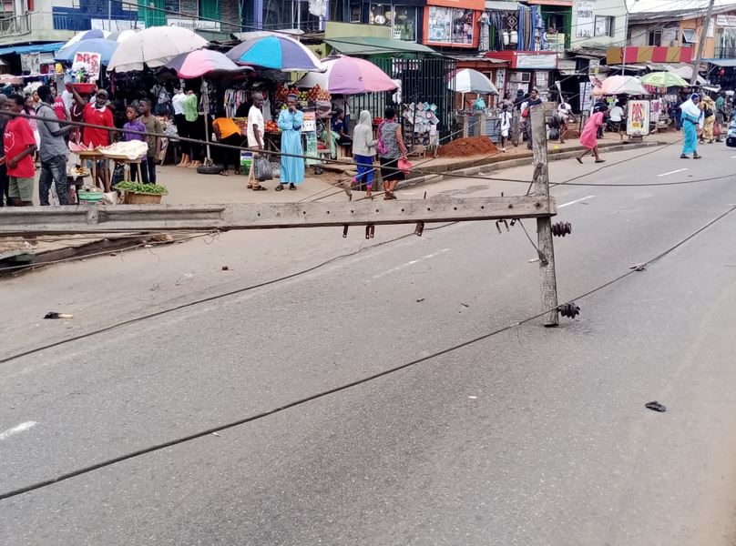 Electric Pole Falls On Lagos Road, Causes Gridlock