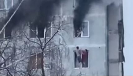 Two Brave Men Save Girl From A Burning Building (Video)