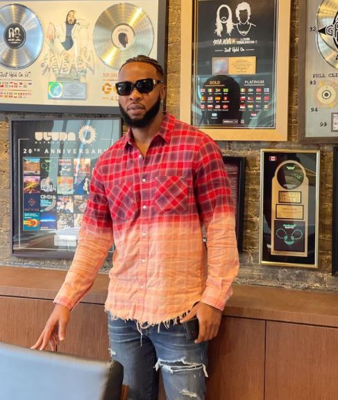 I'm Jealous - Netizens React As Oyinbo Fan Gets Cozy With Singer ...