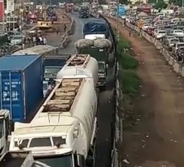 Gridlock Worsens On Lagos-Ibadan Expressway (Photos)