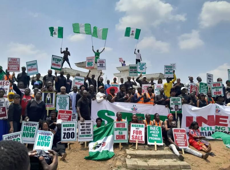 BREAKING:Protesters Ground Abuja, Demand Interim Govt, Fresh Polls