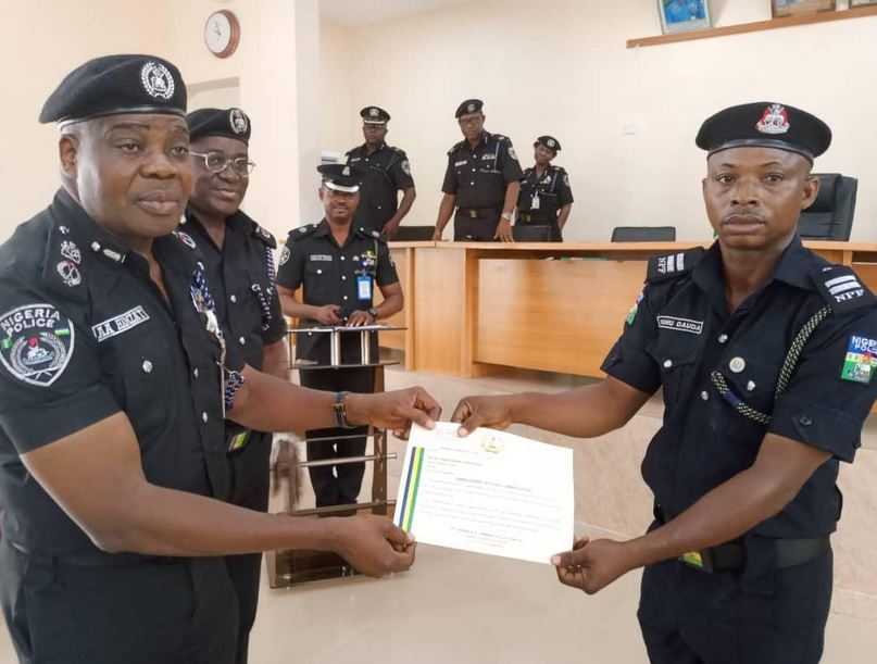 Police Honor Three Officers Who Assisted Lady In Fixing Her Car Tyre ...