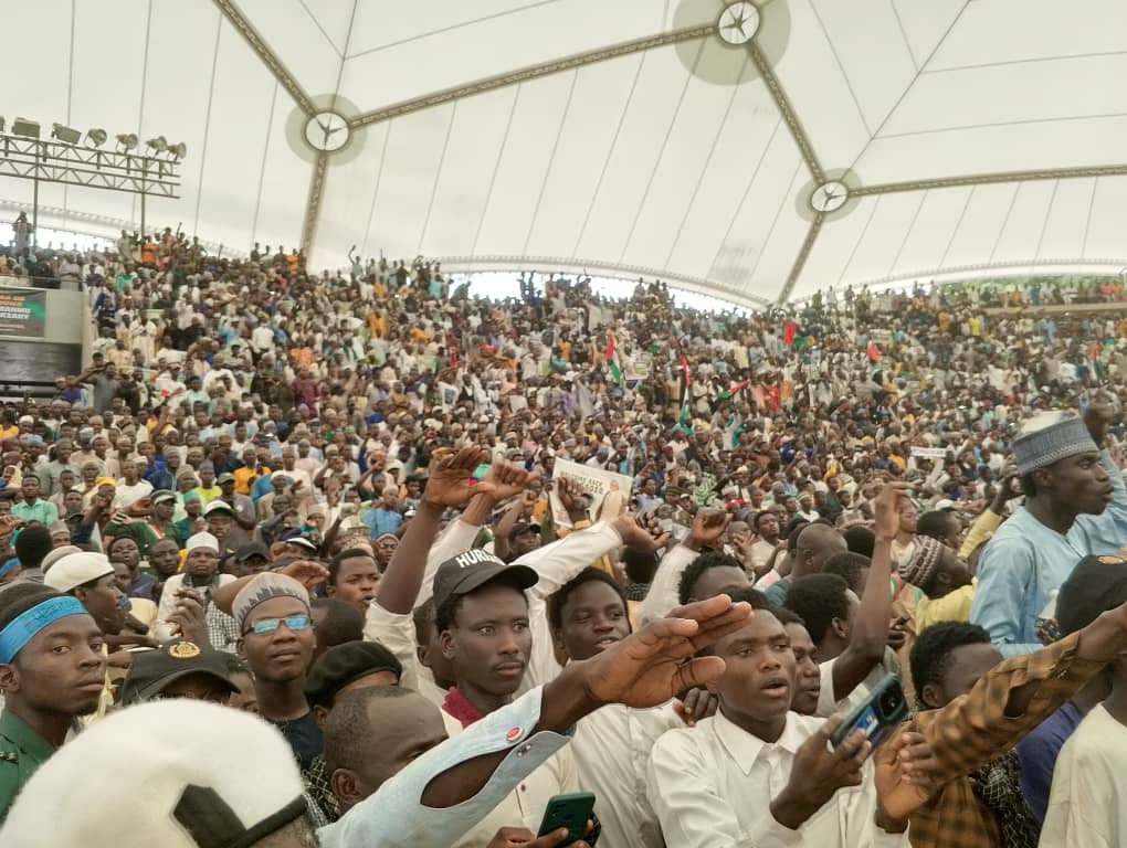 Large Crowd Welcomes Nigerian Shi’ite Leader, Sheikh Zakzaky, Wife In ...