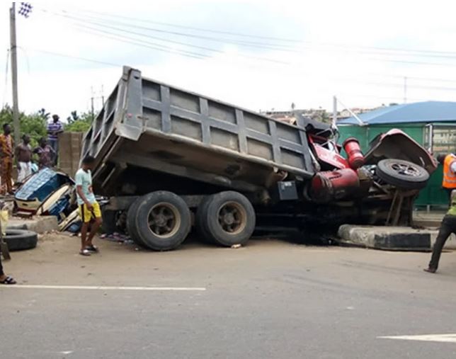 Commotion As Truck Falls On Car, Claims Three Lives In Ondo