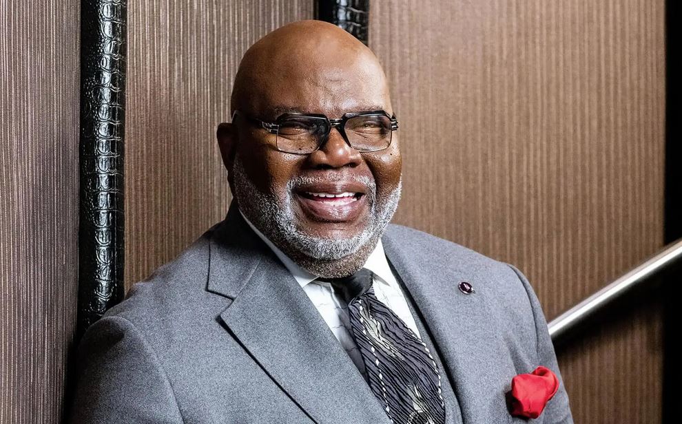 The Moment Bishop T.D. Jakes Suffered Health Scare After Sunday Service ...