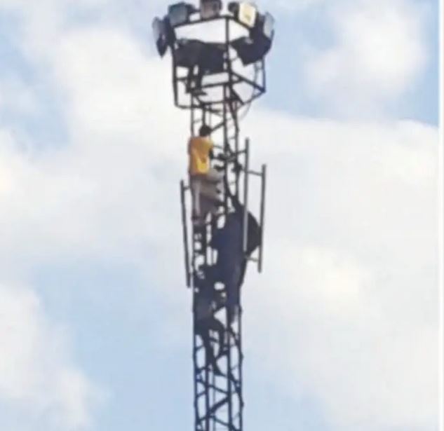 Thief Climbs 30-meter Tower To Escape From Angry Mob