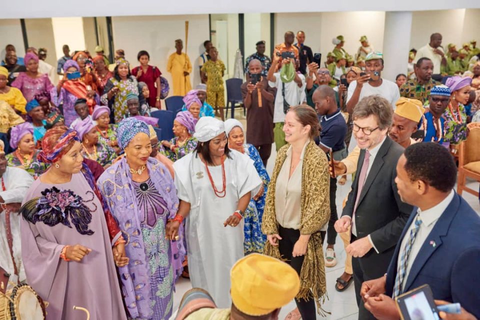 British Envoy Baxter Visits Ooni Of Ife, Decries Insecurity In Osun ...