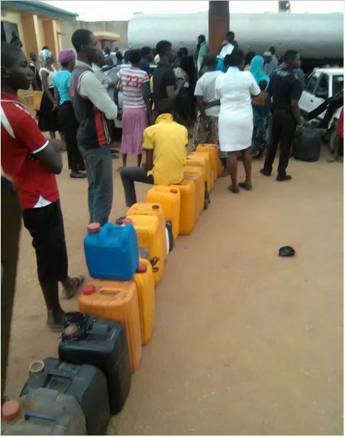 Long Queues in Filling Stations as Fuel Scarcity Persists in Ogun (Photos)
