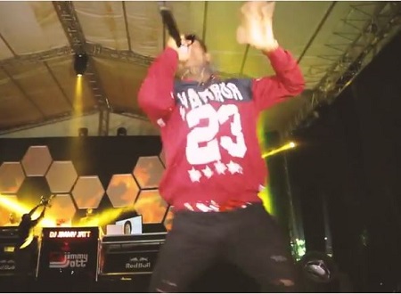 How Embarrassing! Popular Nigerian Singer Falls Off Stage in the Middle ...