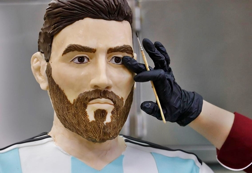 World Cup: Lionel Messi Honoured By Russians In Giant Chocolate Cake ...