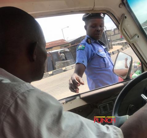 Police Officer Caught On Camera Collecting Bribe In Lagos (Photos)