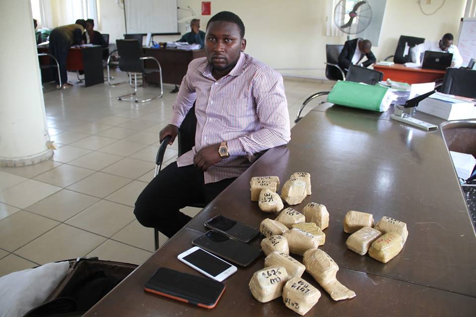 OMG! EFCC Nabs Man Carrying 19 Wraps Of Raw Gold In Lagos (Photo)