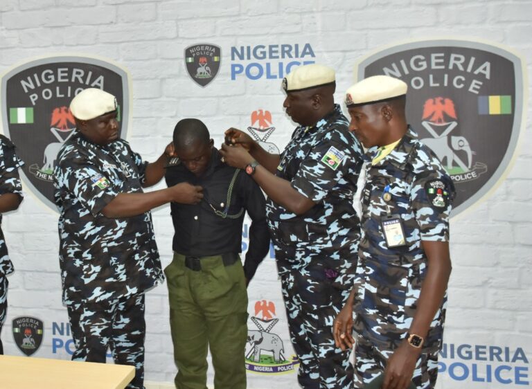 Police Officer Who Was Caught In Viral Video Demanding Bribe Gets ...