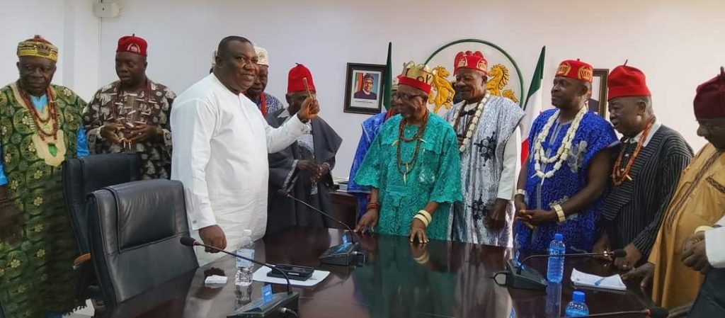 2023: Enugu North Traditional Rulers Present ‘Ofo’ To Gov. Ugwuanyi