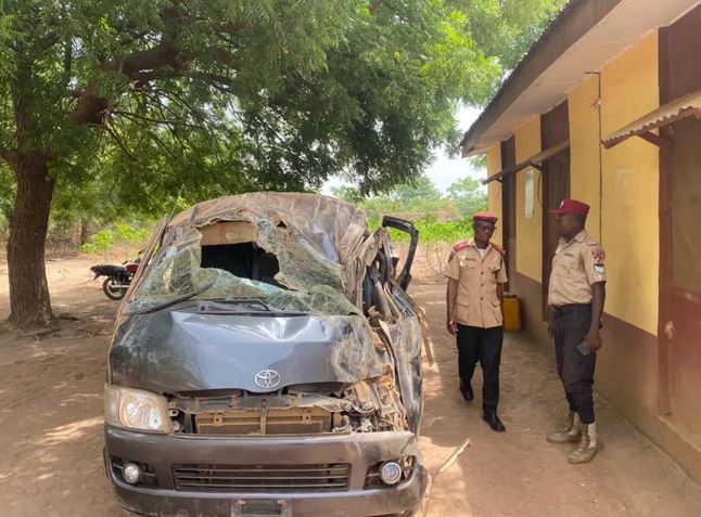 Oyo: 2 Die As 18-Seater Bus Summersaults On Iseyin-Ogbomoso Road (Photo)